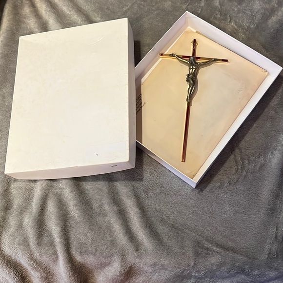 Crucifix | Wall Decor | Antique Wall Crucifix Jesus Hanging On The ...